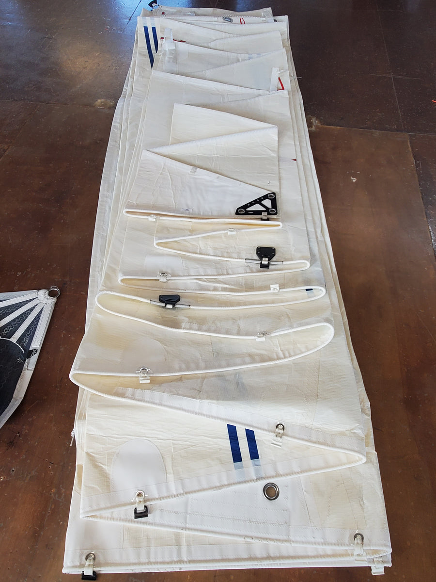 Main, Luff: 38'10" Taffeta Kevlar, Crosscut Blue and Red Ullman Bag Je ...